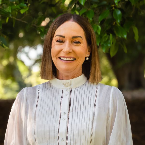 Robyn Hoare • Ray White