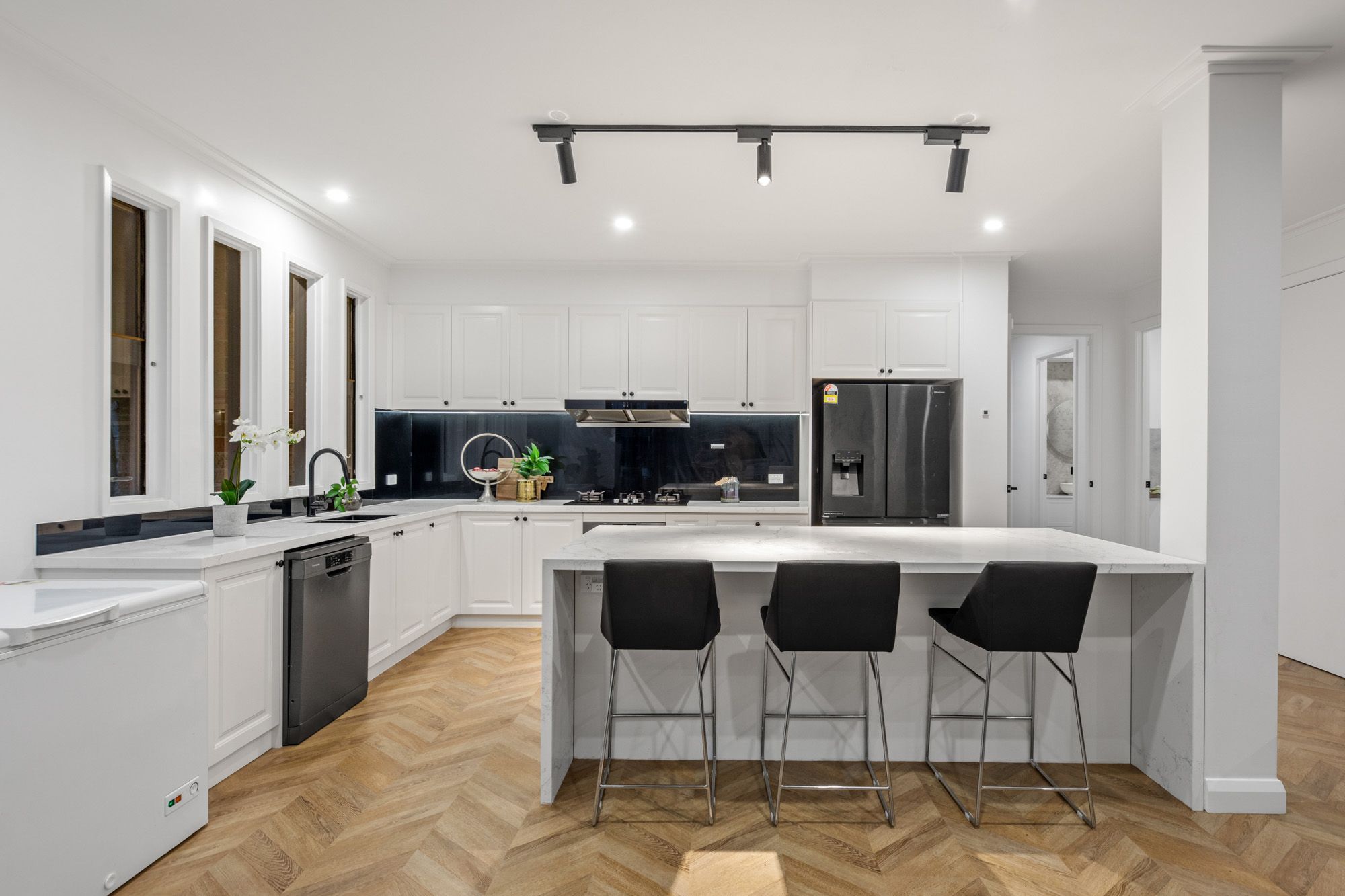 922 High Street Road, Glen Waverley, VIC 3150 - Sold House - Ray White ...