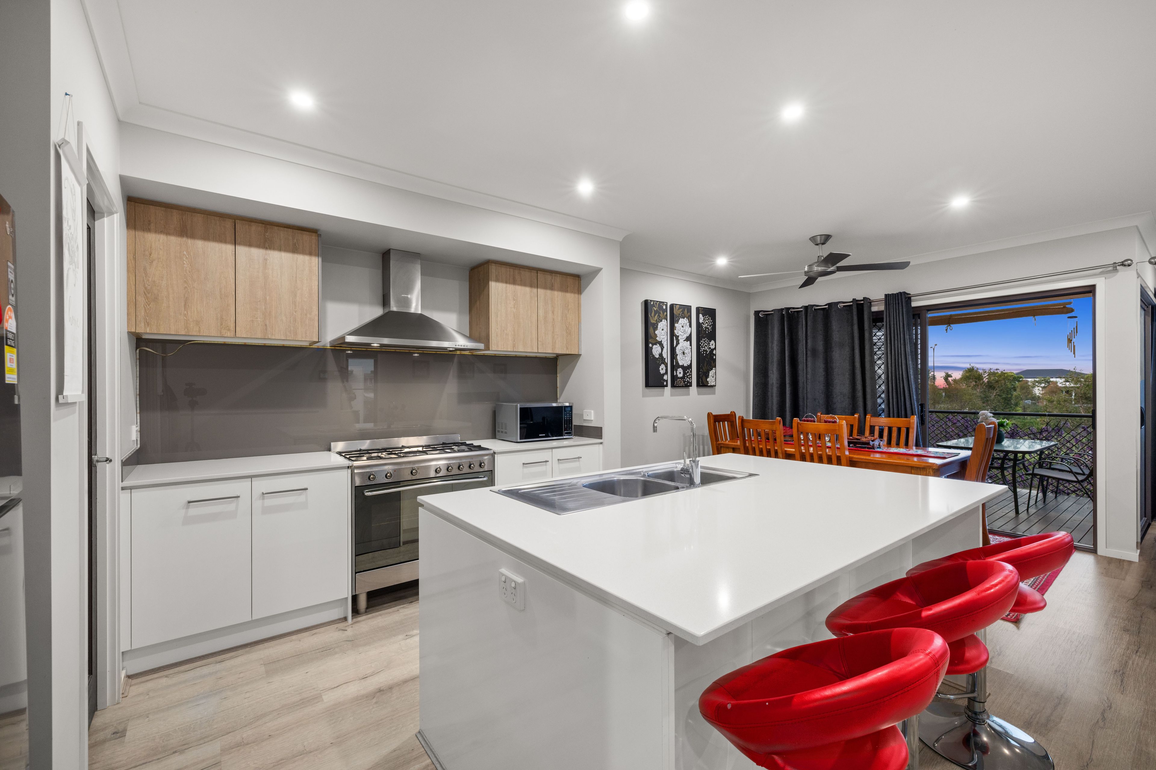 31 Steamer Way, SPRING MOUNTAIN, QLD 4300 - Sold House - Ray White ...