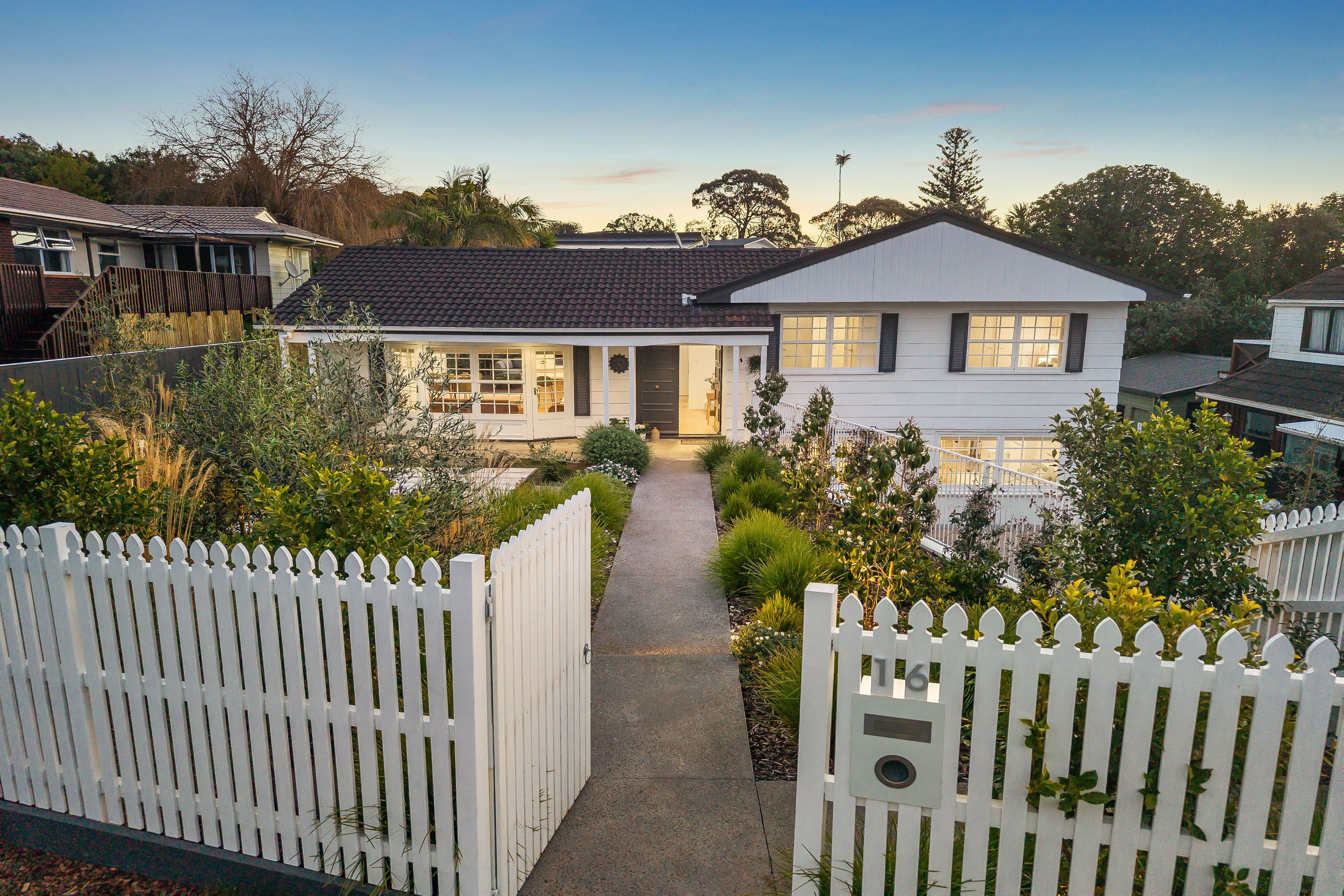 16 Pickwick Parade, Mellons Bay, Manukau City 2014 - Sold House - Ray ...