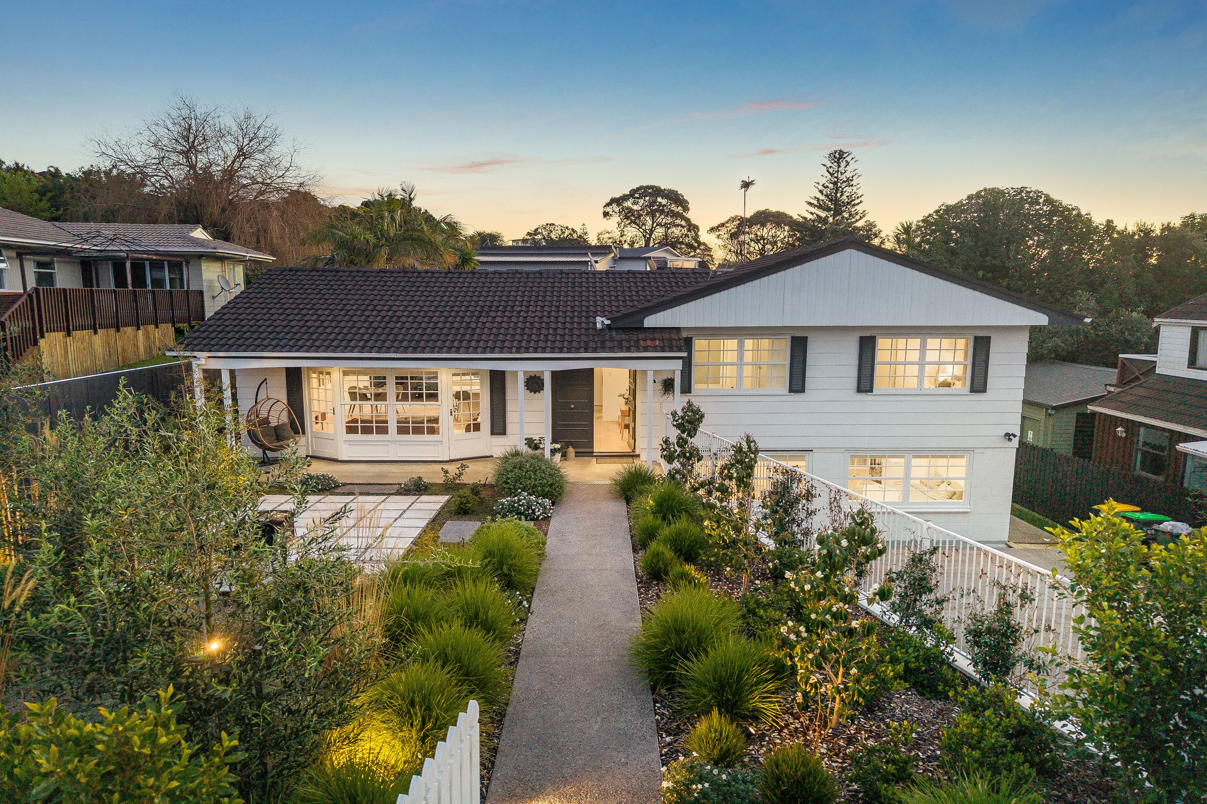 16 Pickwick Parade, Mellons Bay, Manukau City 2014 - Sold House - Ray ...