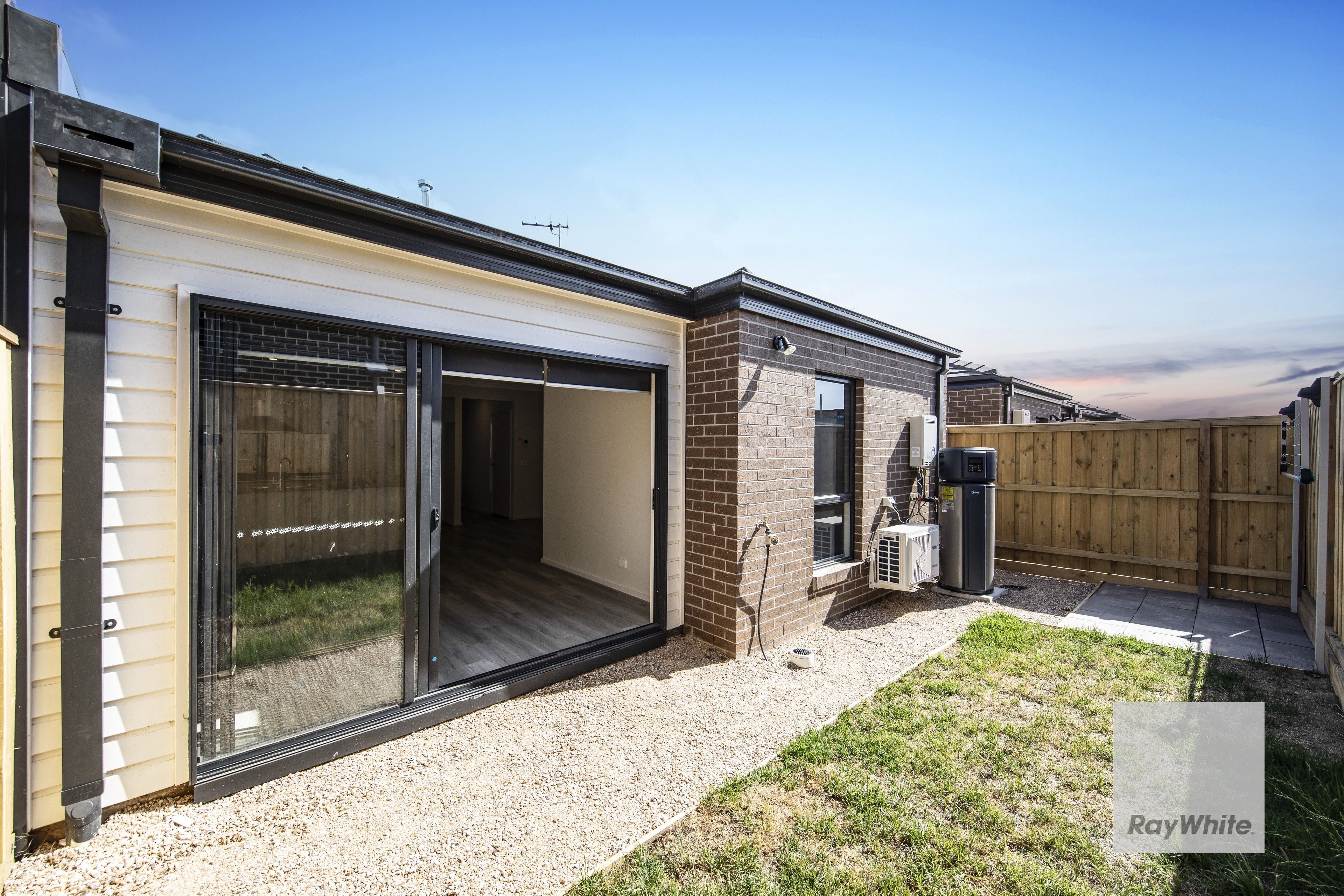 9 Broad Road, FRASER RISE, VIC 3336 - Leased House - Ray White Taylors ...