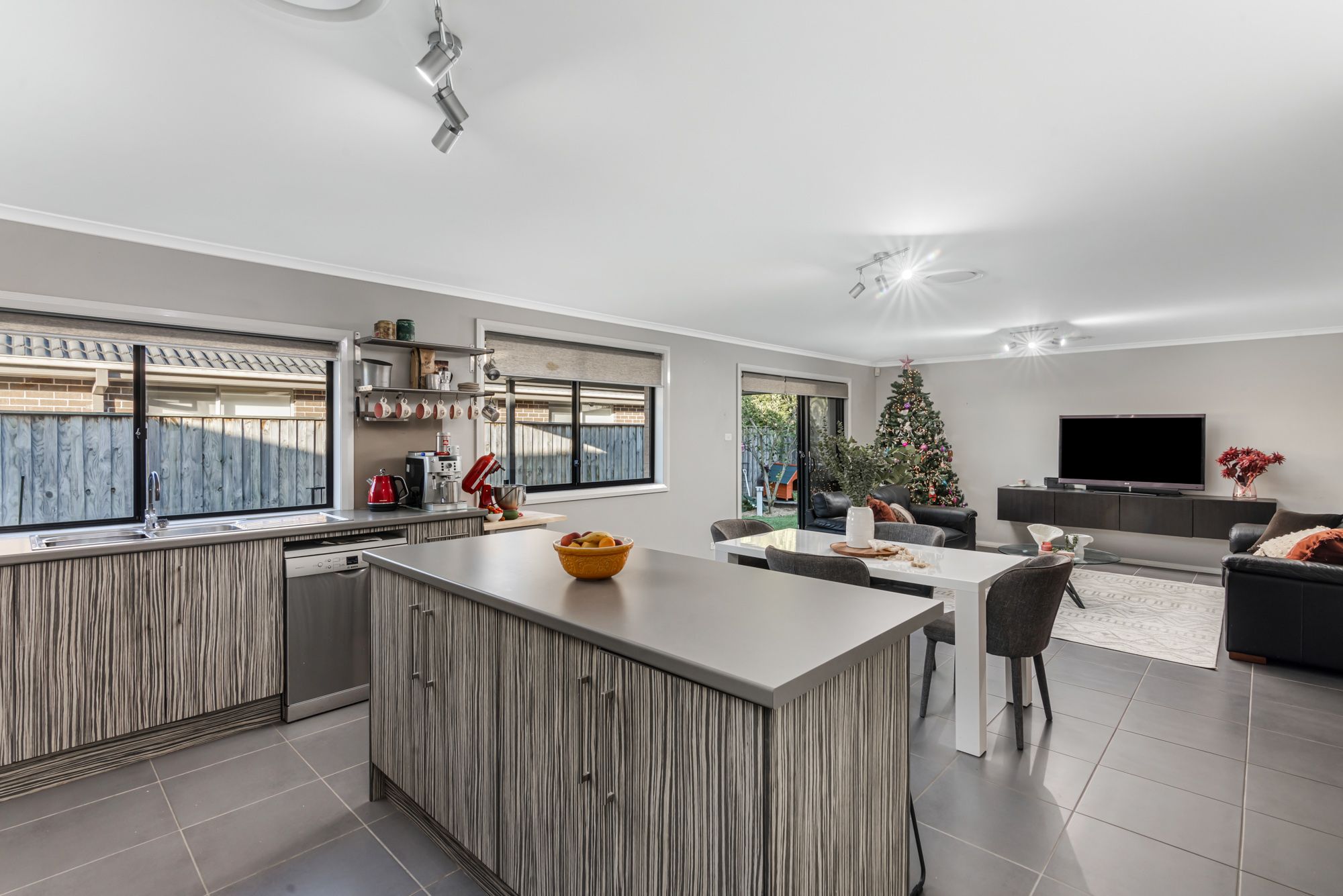 25 Pioneer Drive, Carnes Hill, NSW 2171 - Sold House - Ray White Carnes ...