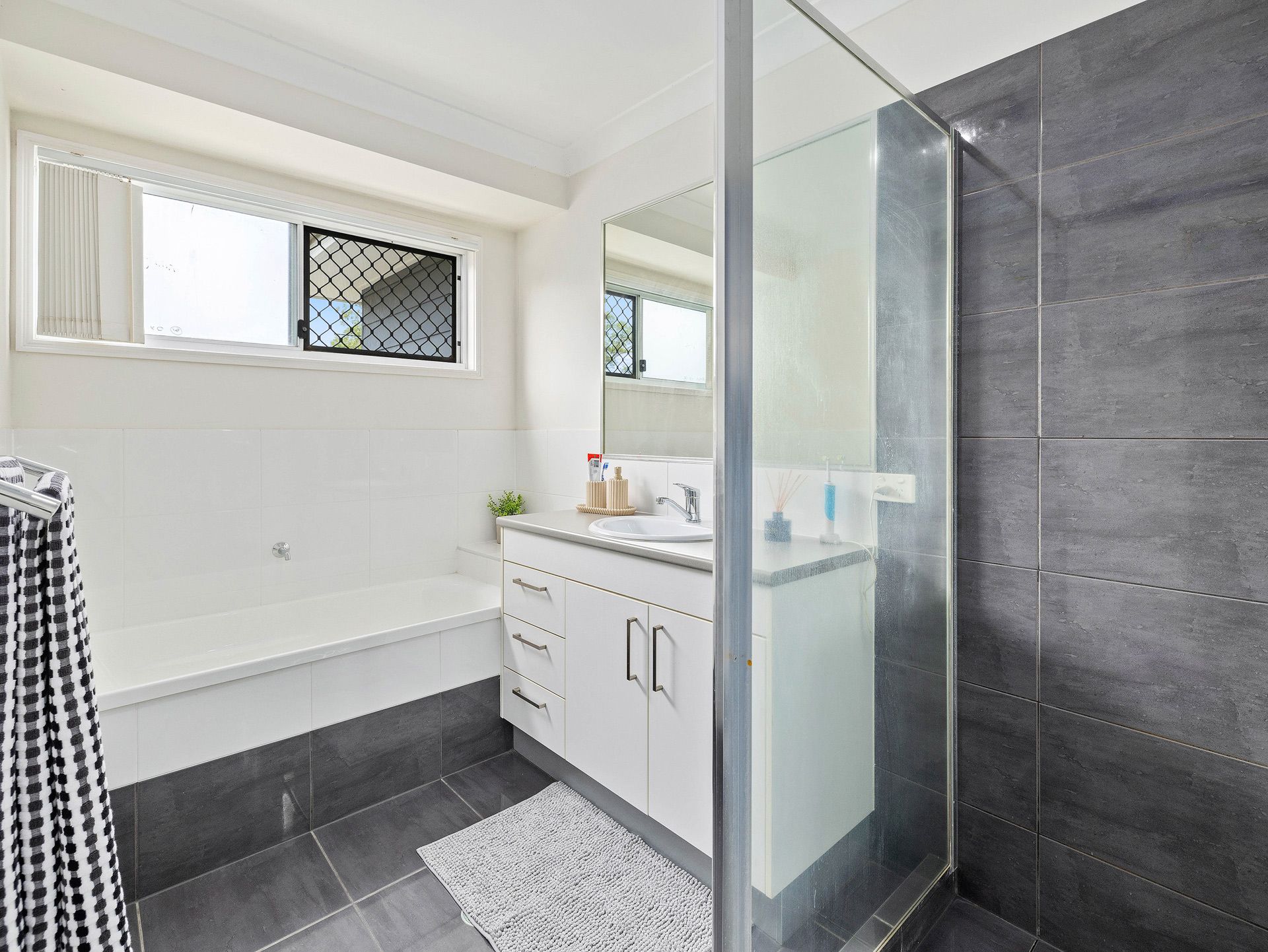 10 Greenview Street, Oxley, QLD 4075 - Sold House - Ray White Sherwood ...