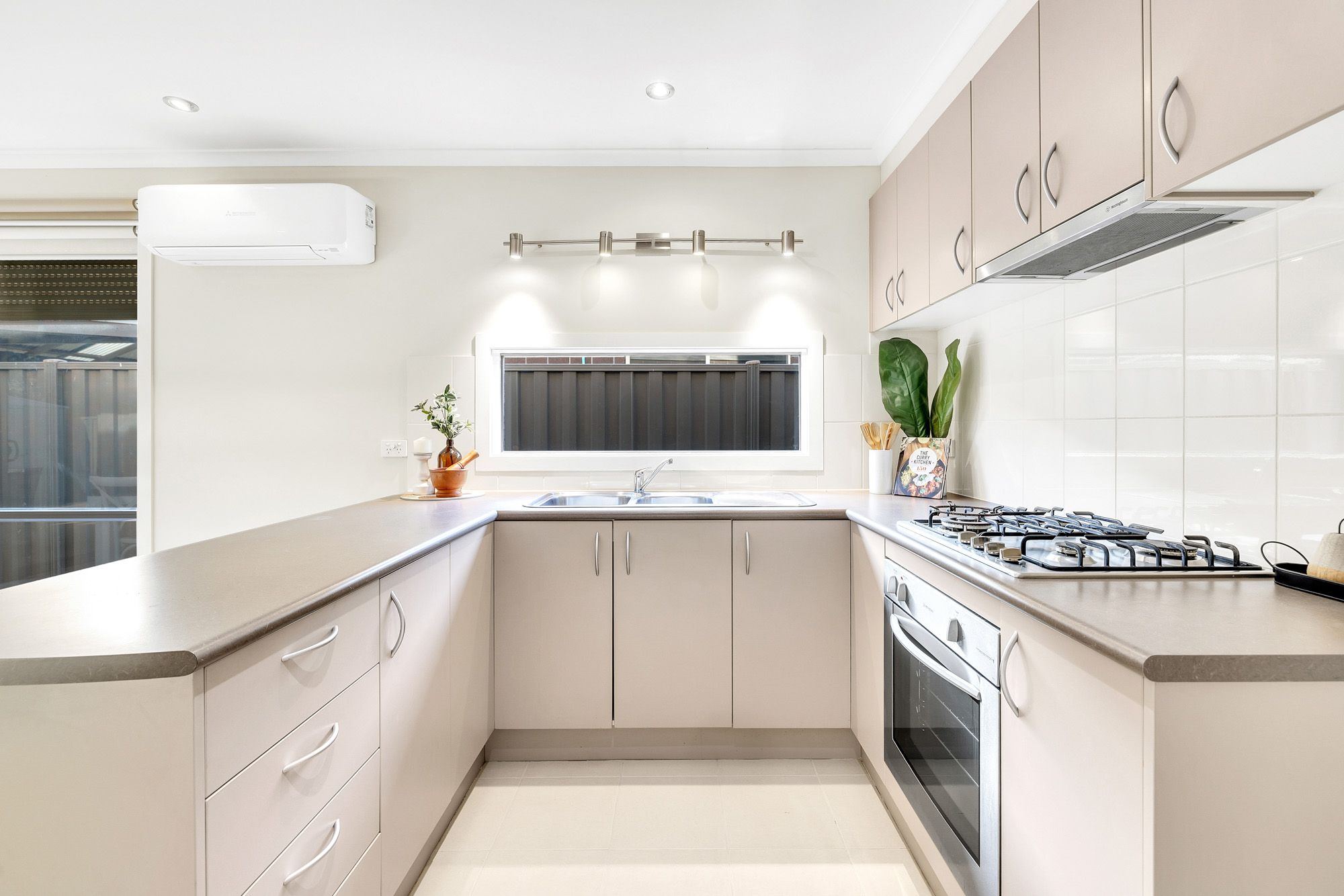 16 Gunyong Crescent, MANOR LAKES, VIC 3024 - Sold House - Ray White ...