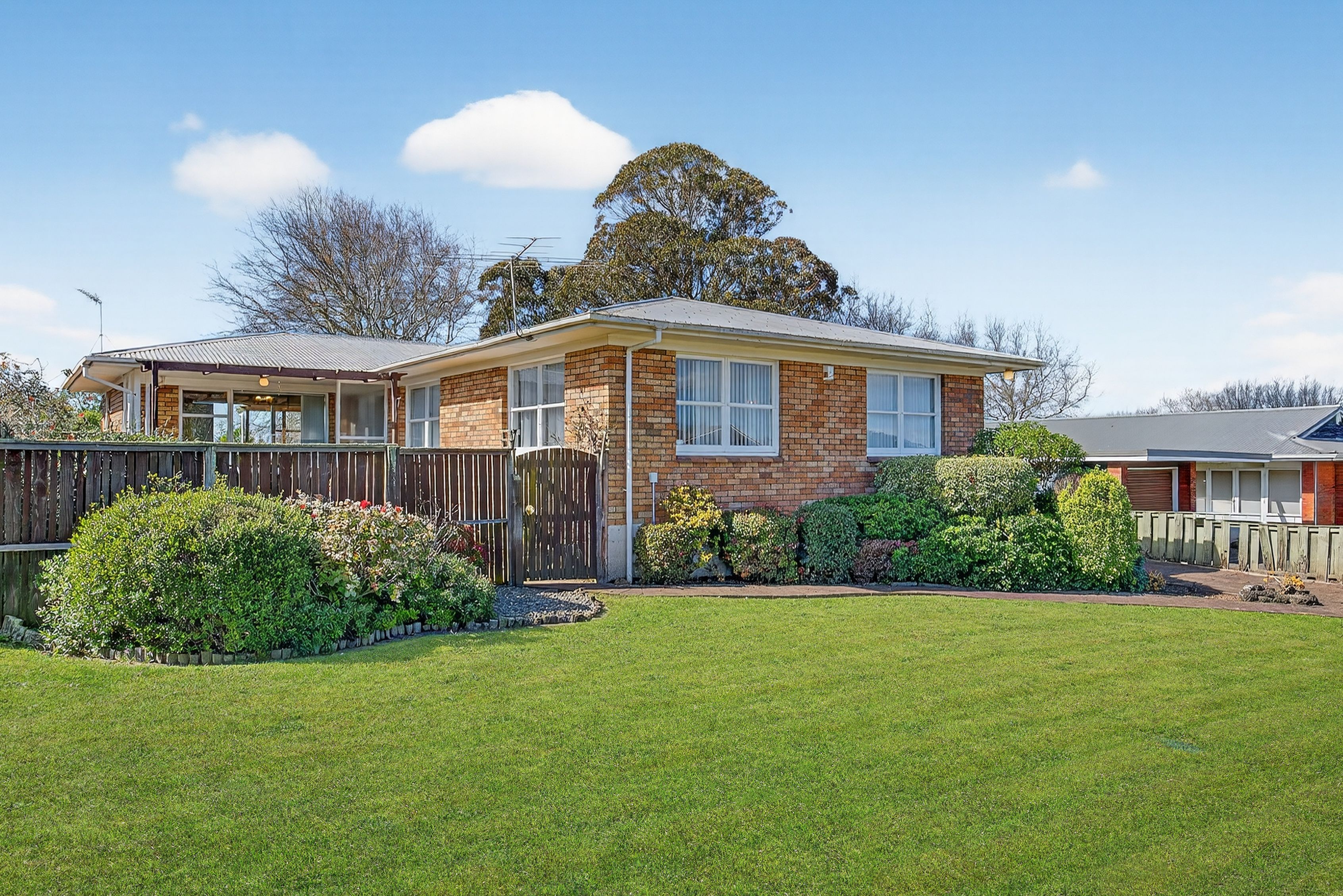 16 Cascades Road, Pakuranga Heights, Manukau City 2010 - Sold House ...