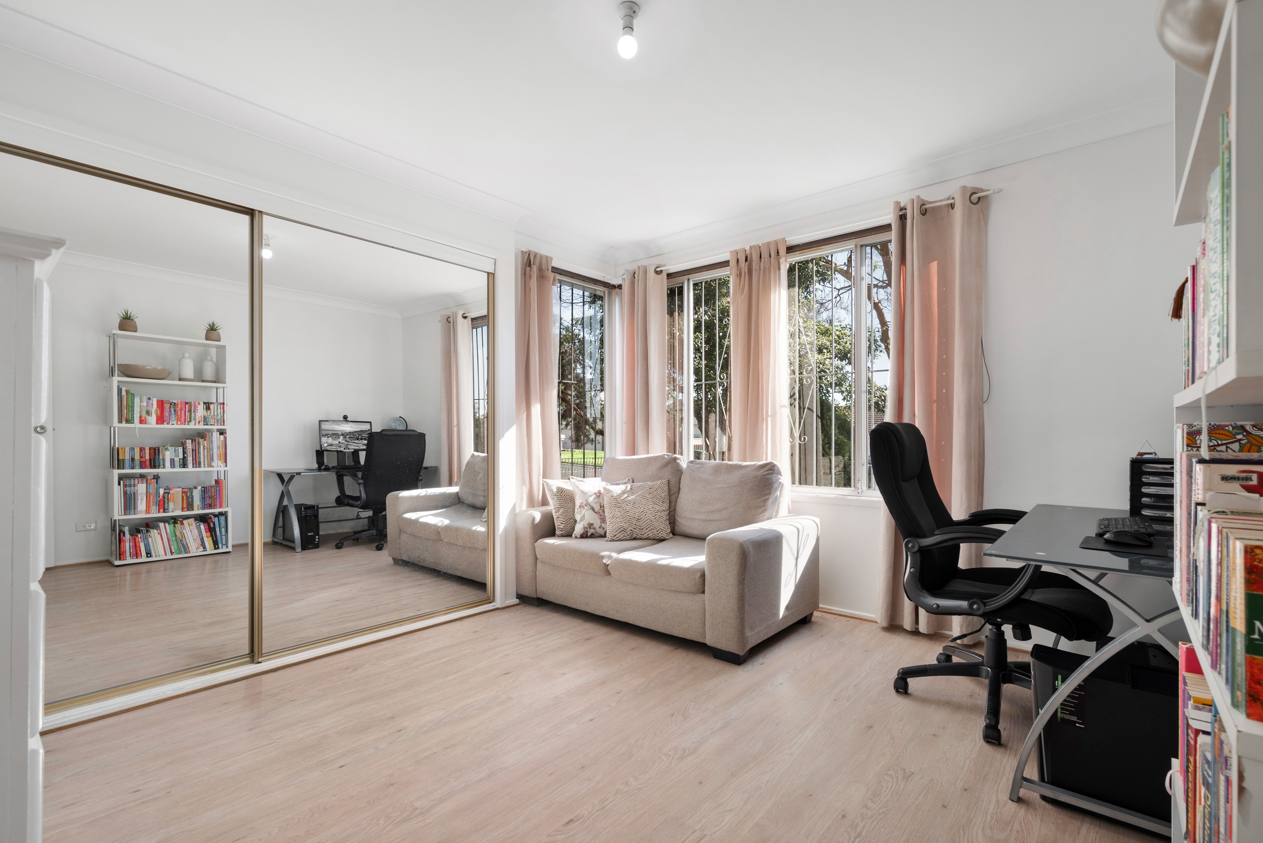 1 Nigel Place, Macquarie Fields, NSW 2564 - Sold House - Ray White ...