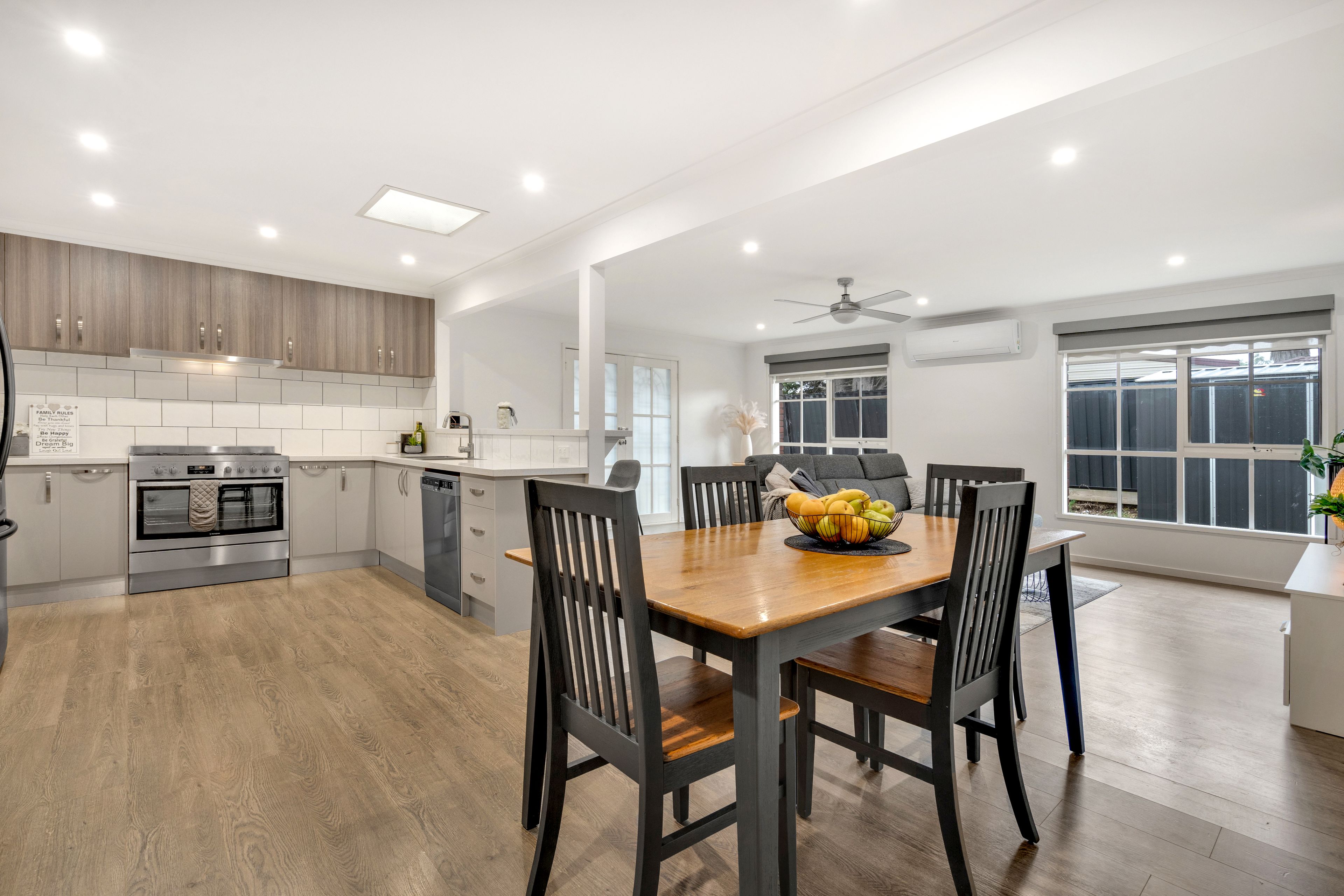 1/16 Manningtree Parade, Craigieburn, VIC 3064 - Sold House - Ray White ...