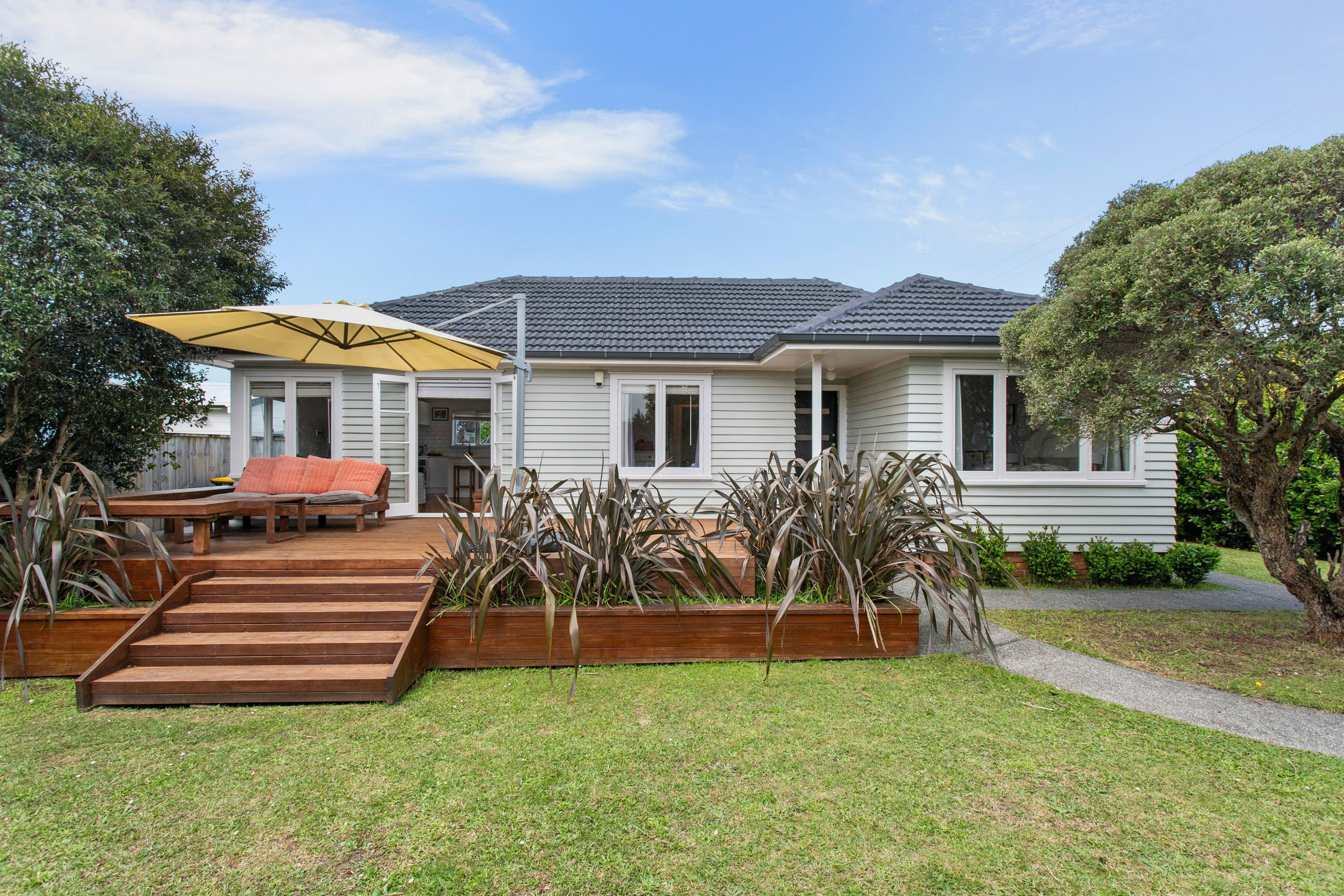 697 Te Atatu Road, Te Atatu Peninsula, Waitakere City 0610 - Sold House ...
