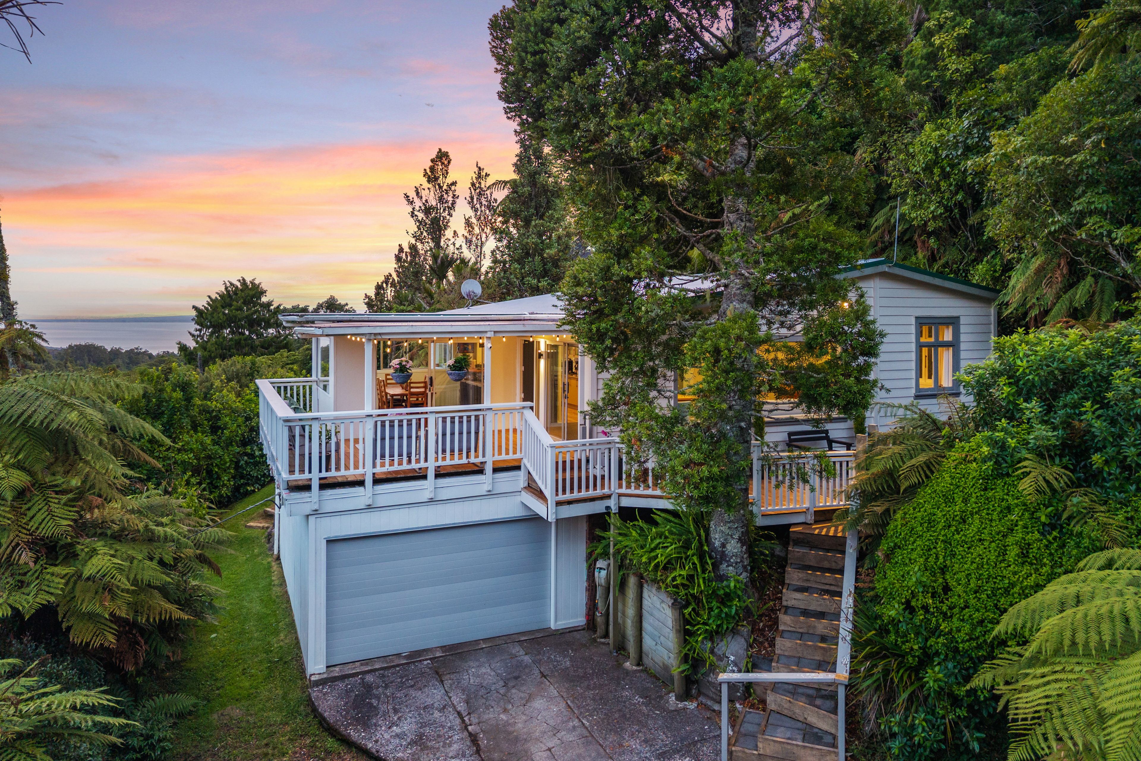 462 Scenic Drive, Waiatarua, Waitakere City 0604 - Sold House - Ray ...