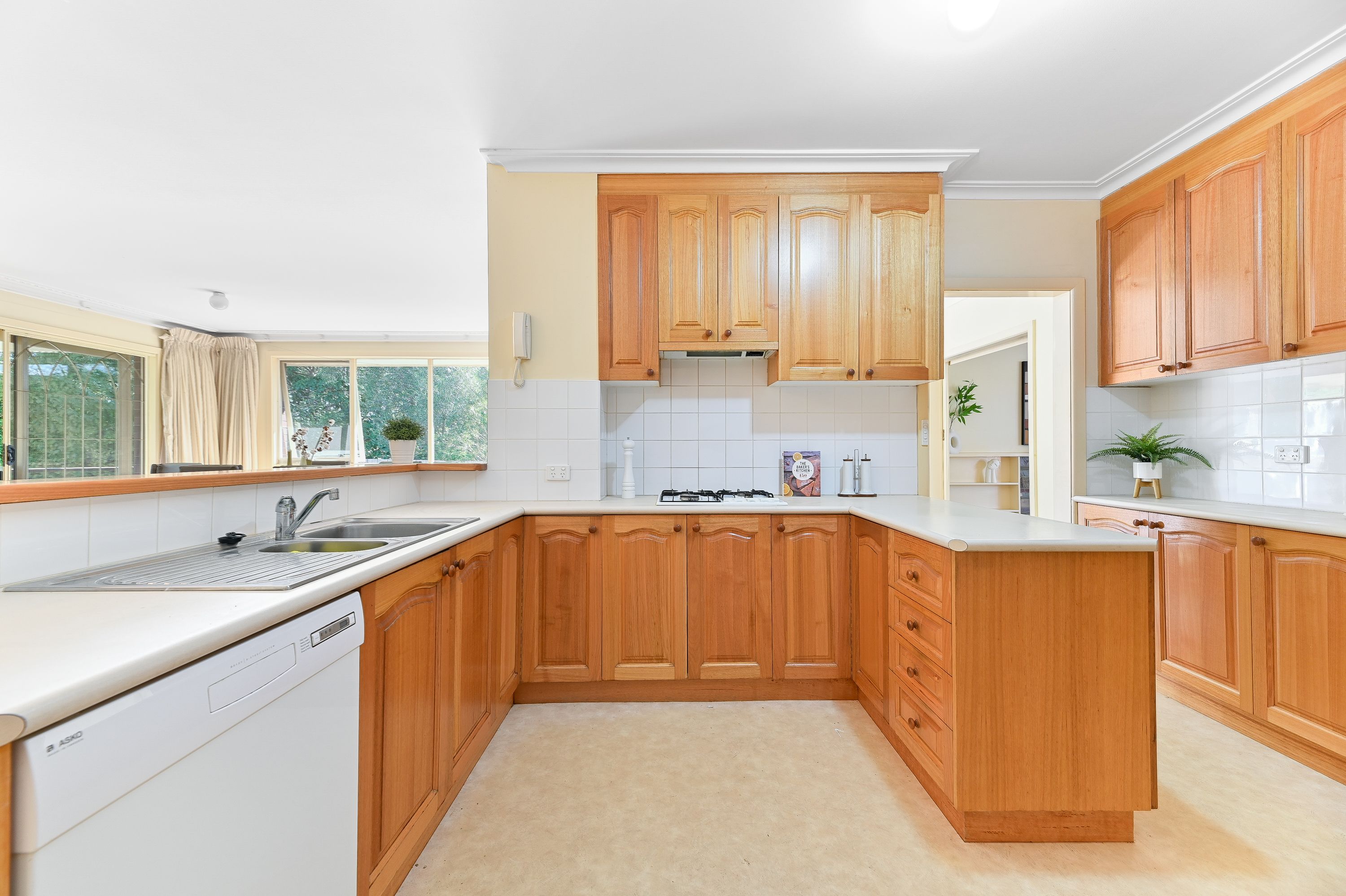 2 Brenda Avenue, Mount Waverley, VIC 3149 - Sold House - Ray White ...