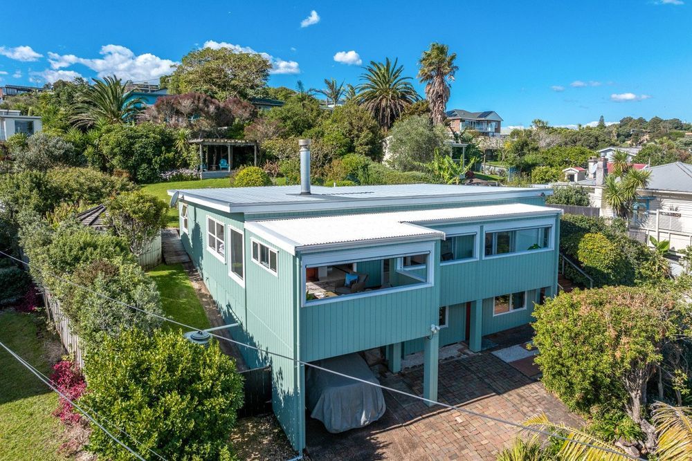 9 Hamilton Road, Surfdale, Waiheke Island 1081 - Sold House - Ray White ...
